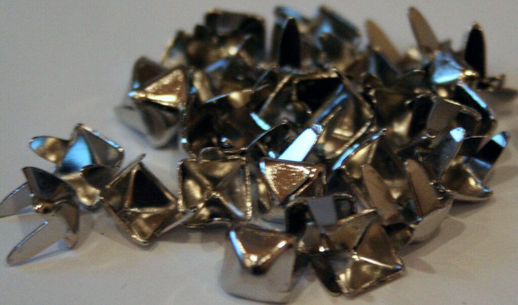 100 Pyramidennieten (klein) - Razorblade Music